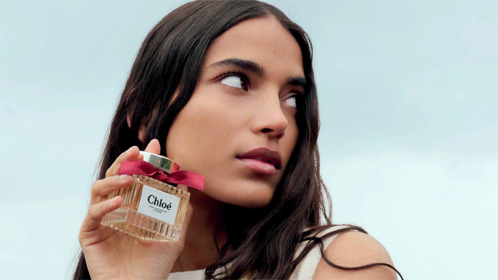 عطور نسائية بنفحات الورود مع النغمات الشرقية من أجدد اختياراتنا - مجلة هي